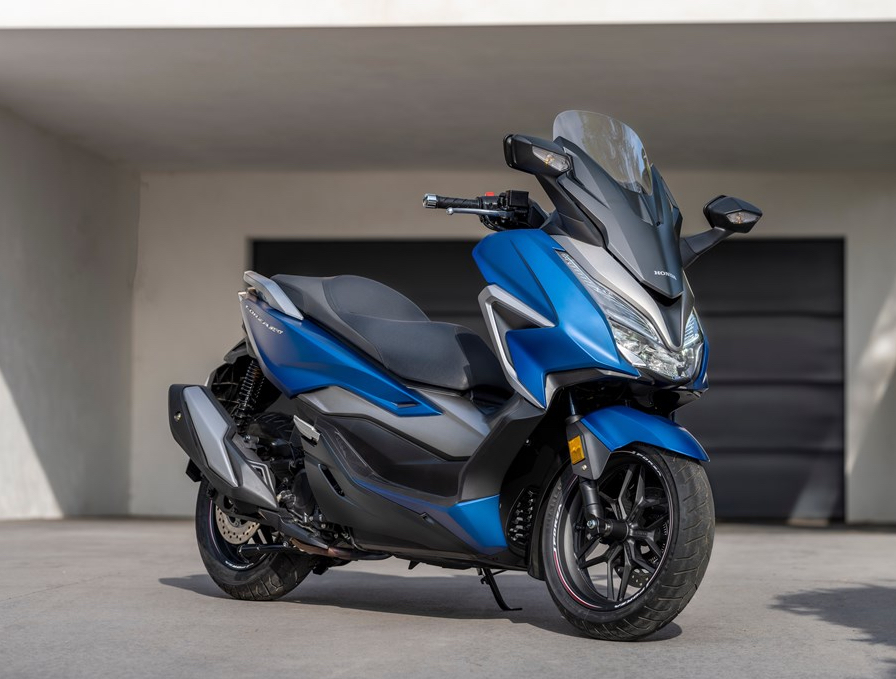 Video: Ny Honda Forza 350 med mere af det hele – Bike powered by Motorrad